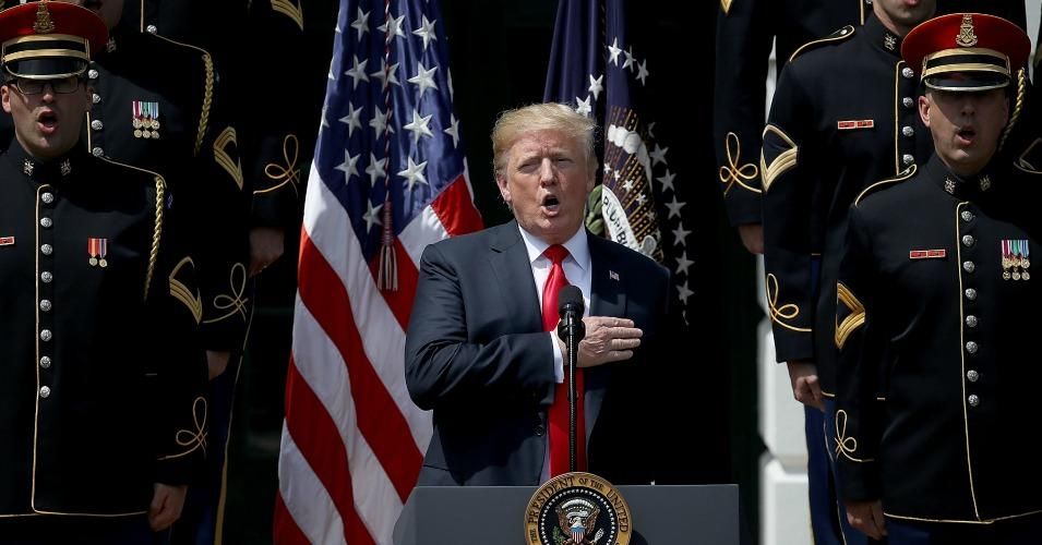 'God Bless Uh.....": It Once Again Looks Like Trump Doesn't Know Words ...