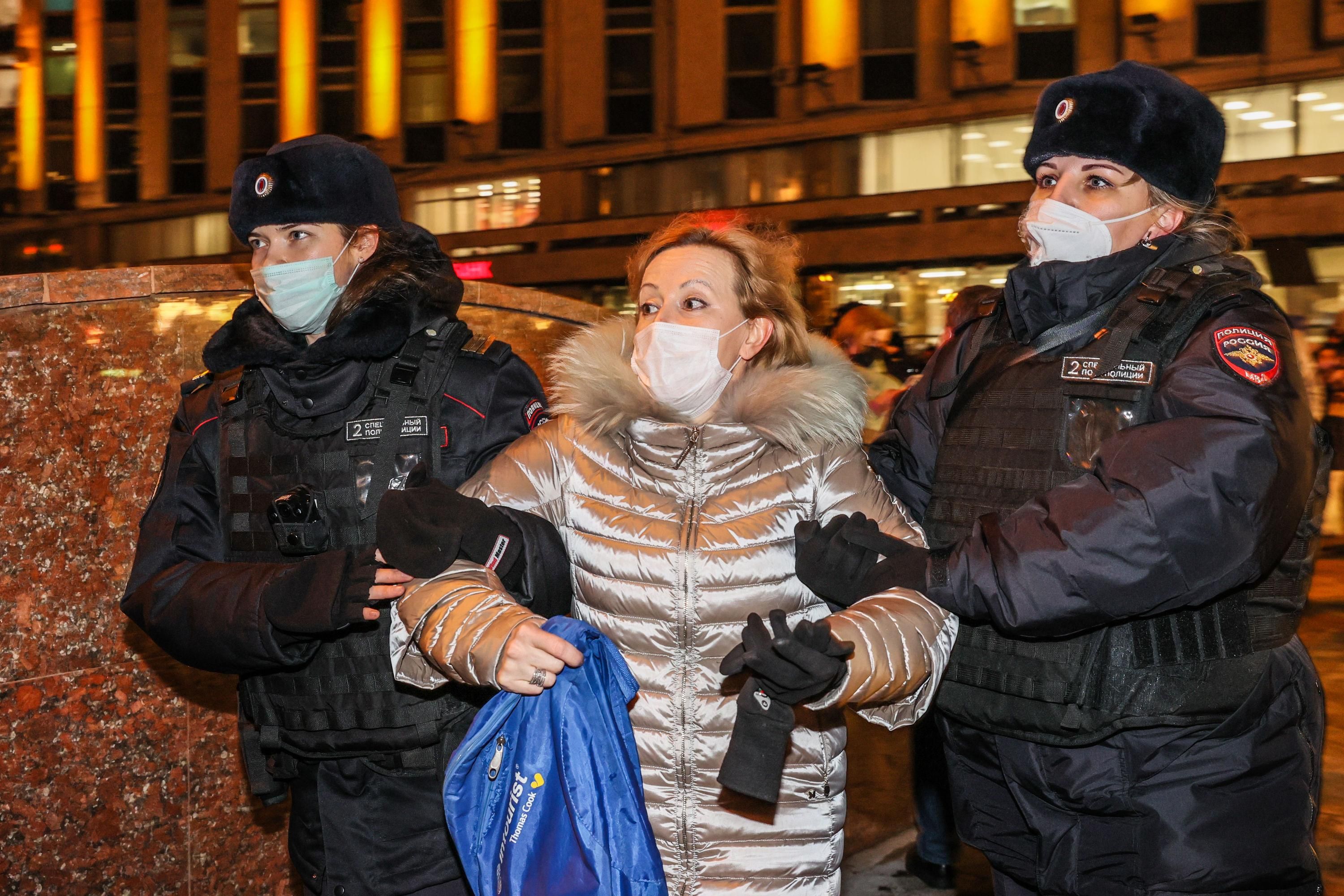 Over 1 000 Russians Arrested For Protesting Putins Ukraine Invasion