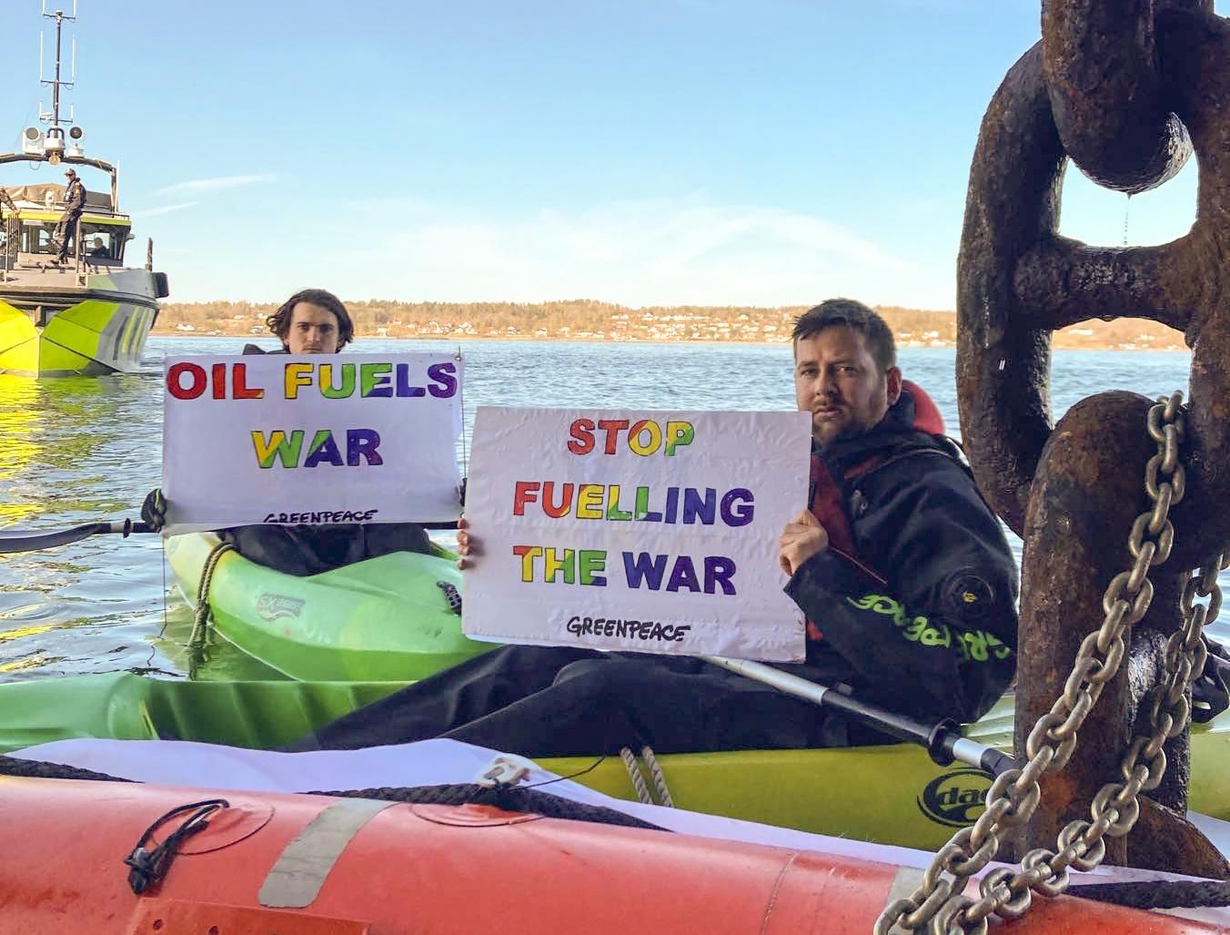 'Oil Fuels War': Greenpeace Campaigners Block Russian Tanker in Norway