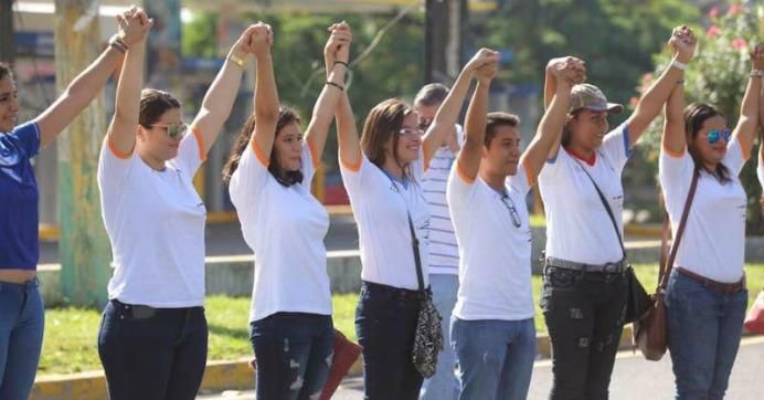 In Symbolic Call for Peace, Tens of Thousands Form Human Chains in Honduras